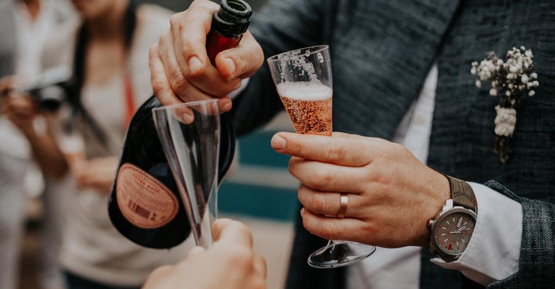 How to Write a Wedding Toast for Your Best Friend